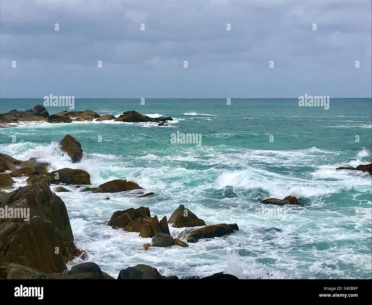Ocean waves hitting rocks hi-res stock photography and images - Alamy