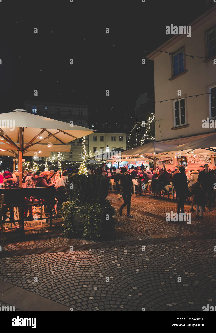 Night life in the city hi-res stock photography and images - Alamy