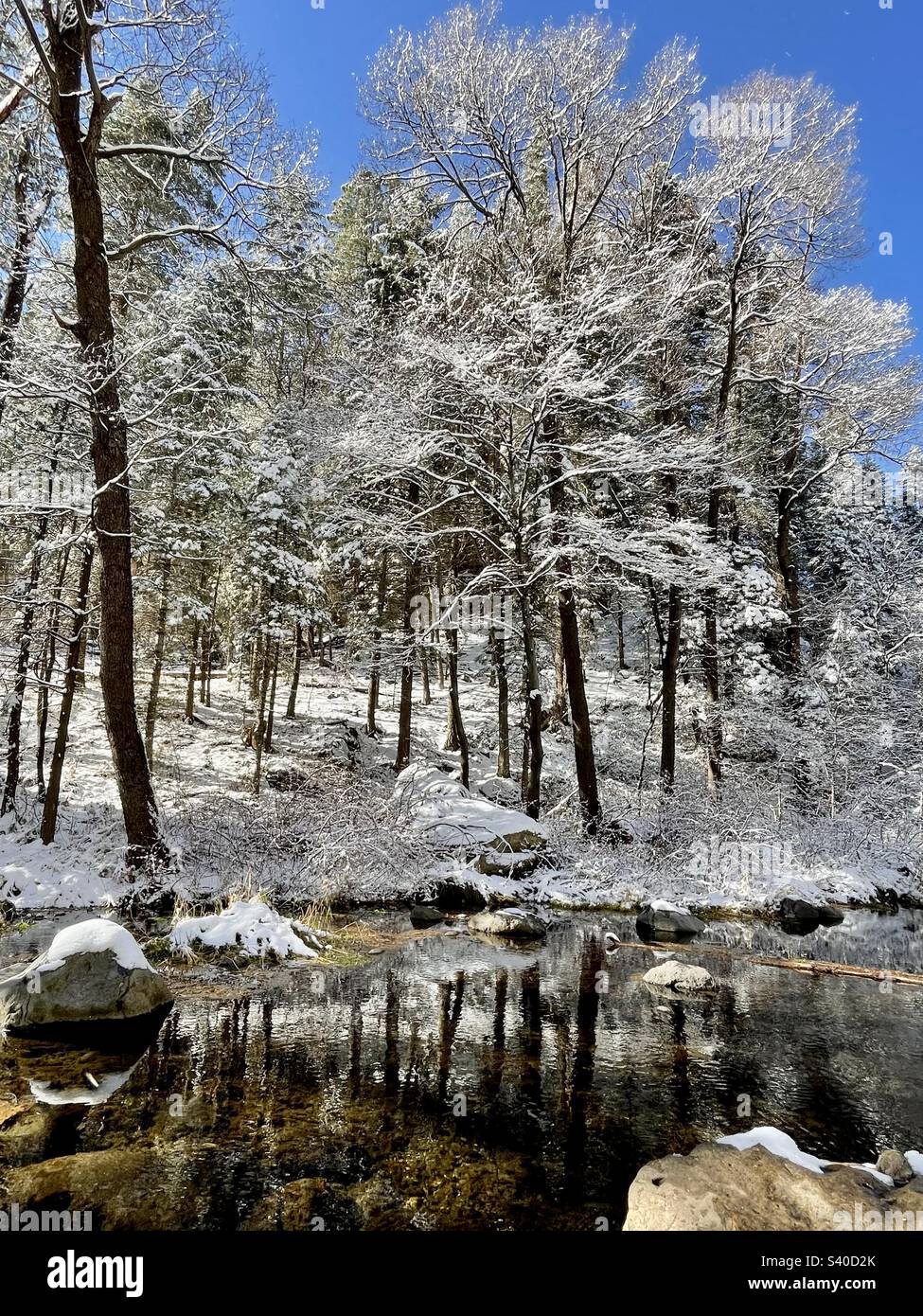 Snow clinging to rocks hi-res stock photography and images - Alamy