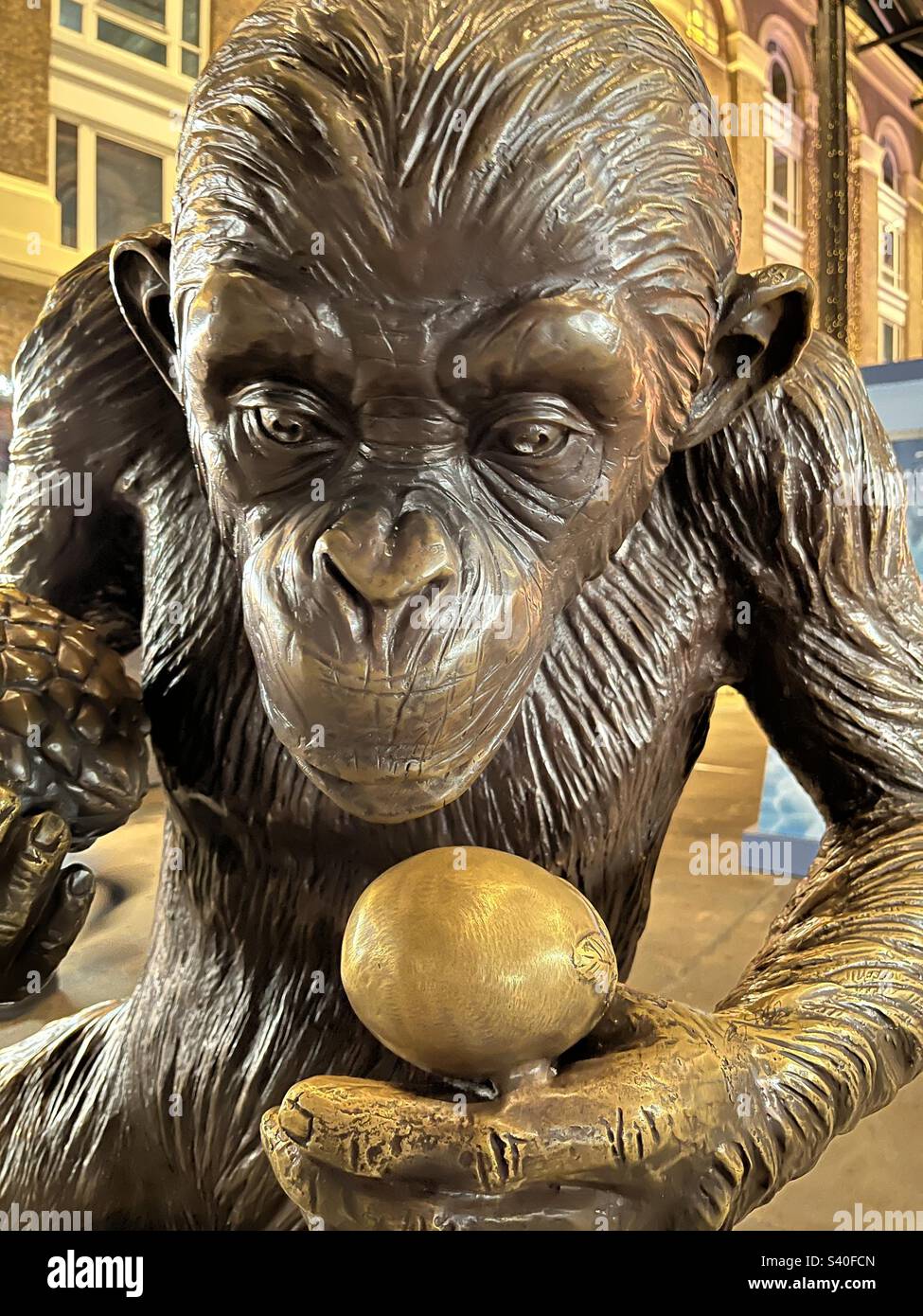 Bronze monkey statue hi-res stock photography and images - Alamy
