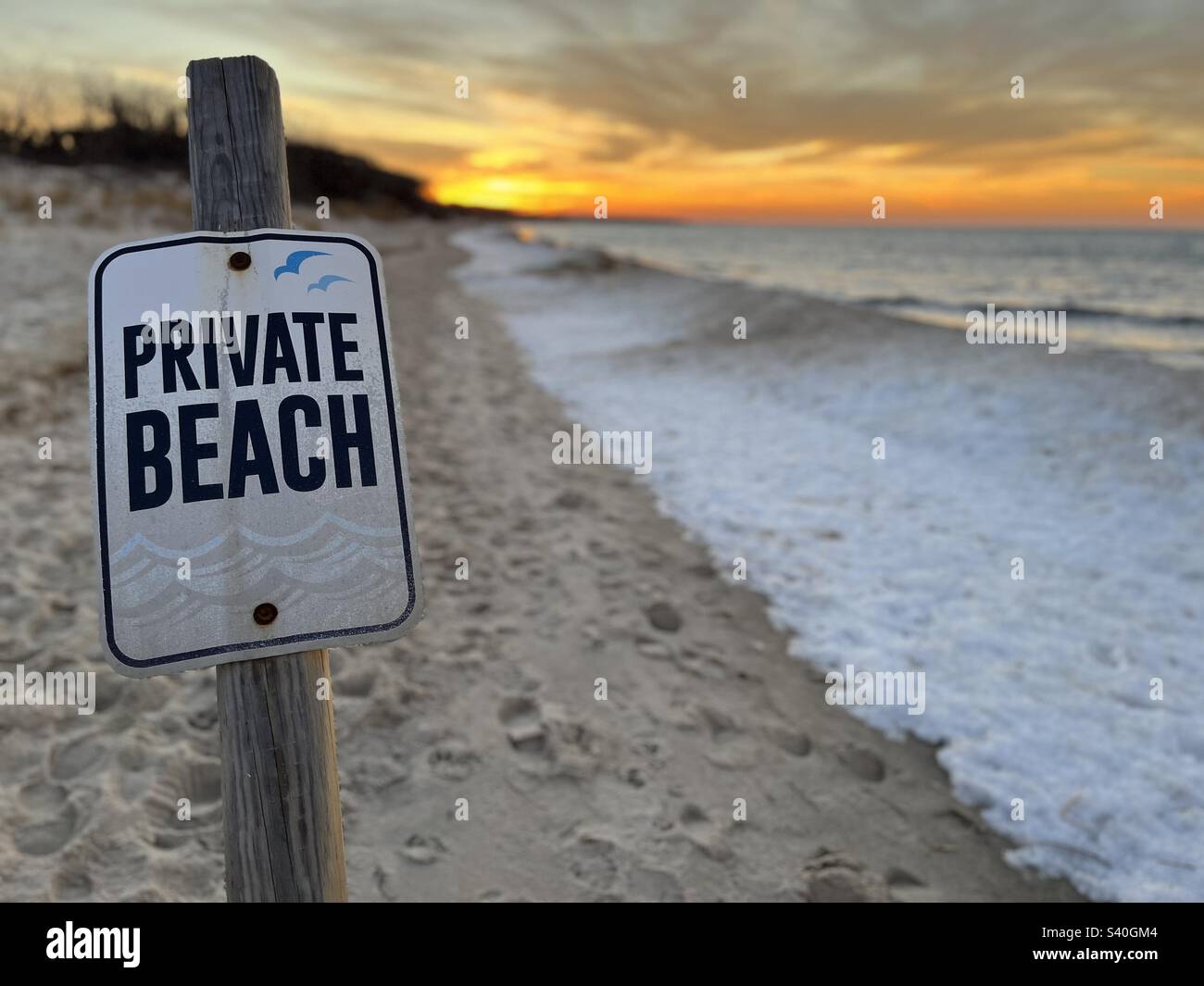 Private beach sign hi-res stock photography and images - Alamy