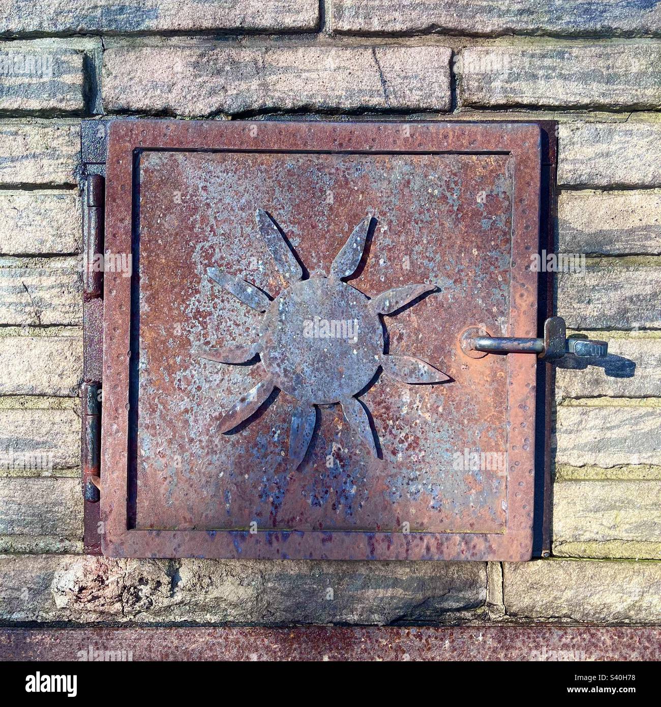 Rusty metal hinges hi-res stock photography and images - Alamy