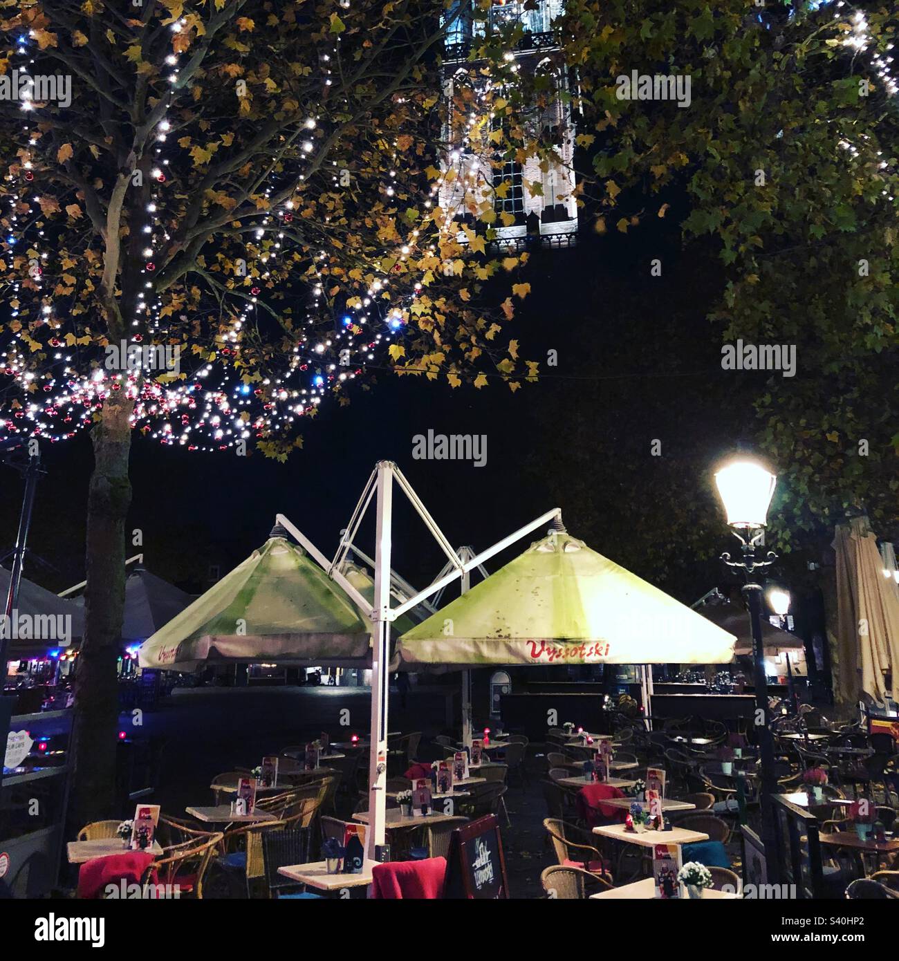 Café terrace at night hi-res stock photography and images - Alamy