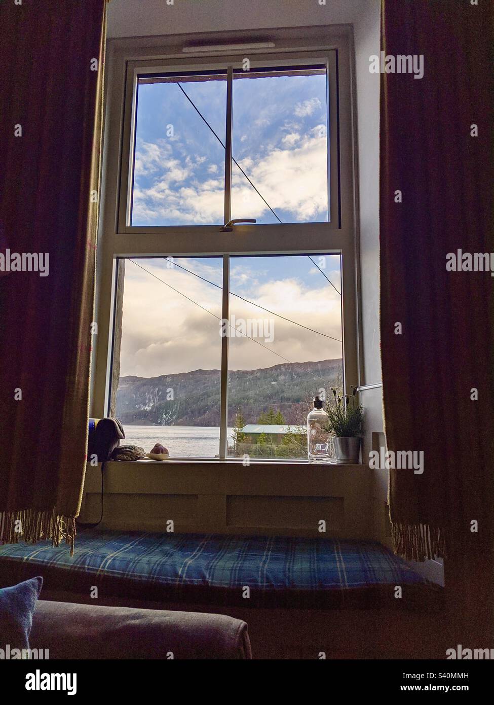 Cottage window in the highlands of Scotland Stock Photo - Alamy