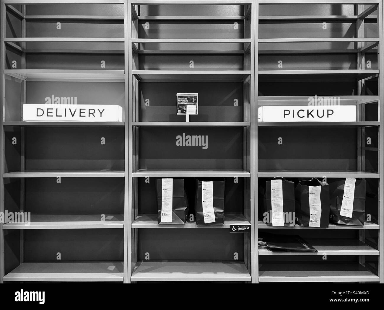 Delivery restaurant hi-res stock photography and images - Alamy