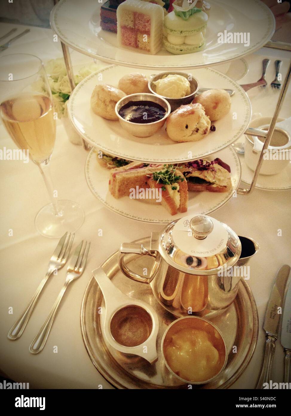 Tea platter scones hi-res stock photography and images - Alamy