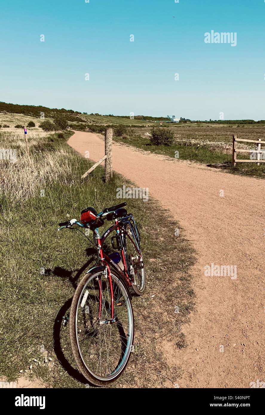 Red bike fence hi-res stock photography and images - Alamy