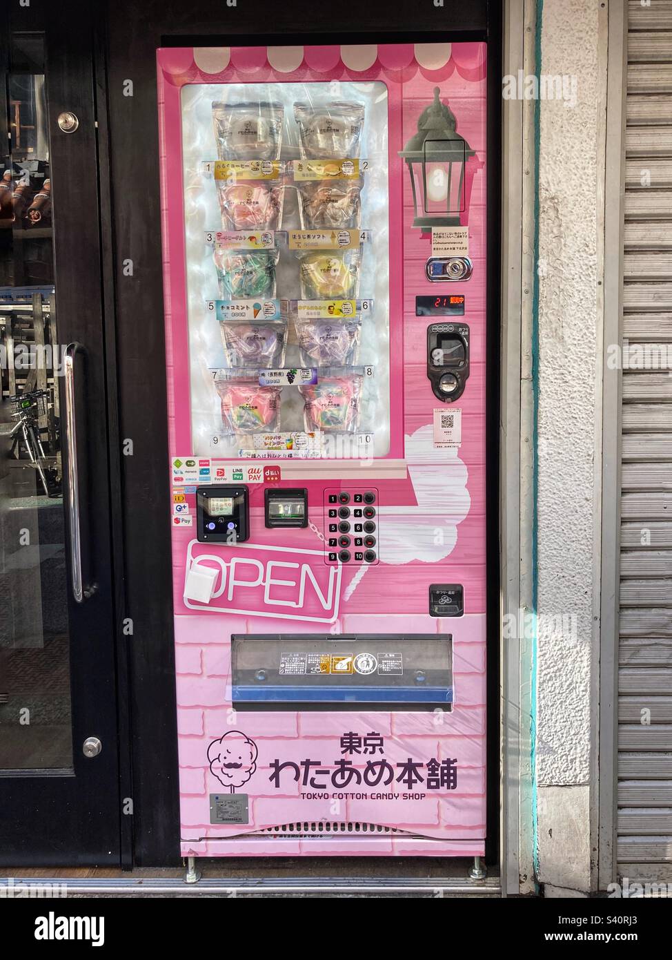 Candy vending machine hi-res stock photography and images - Alamy