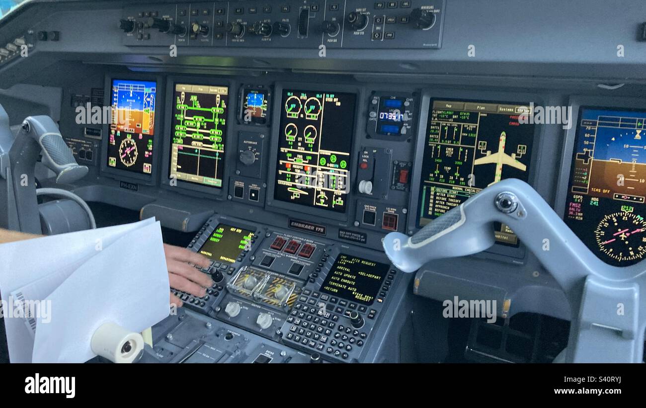 Flight deck pilot hi-res stock photography and images - Alamy