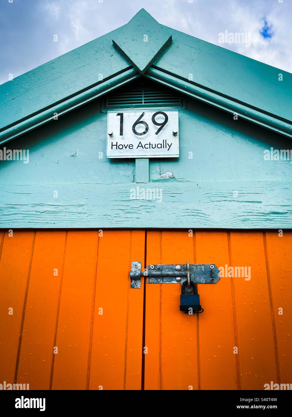 Colourful beach hut hi-res stock photography and images - Alamy