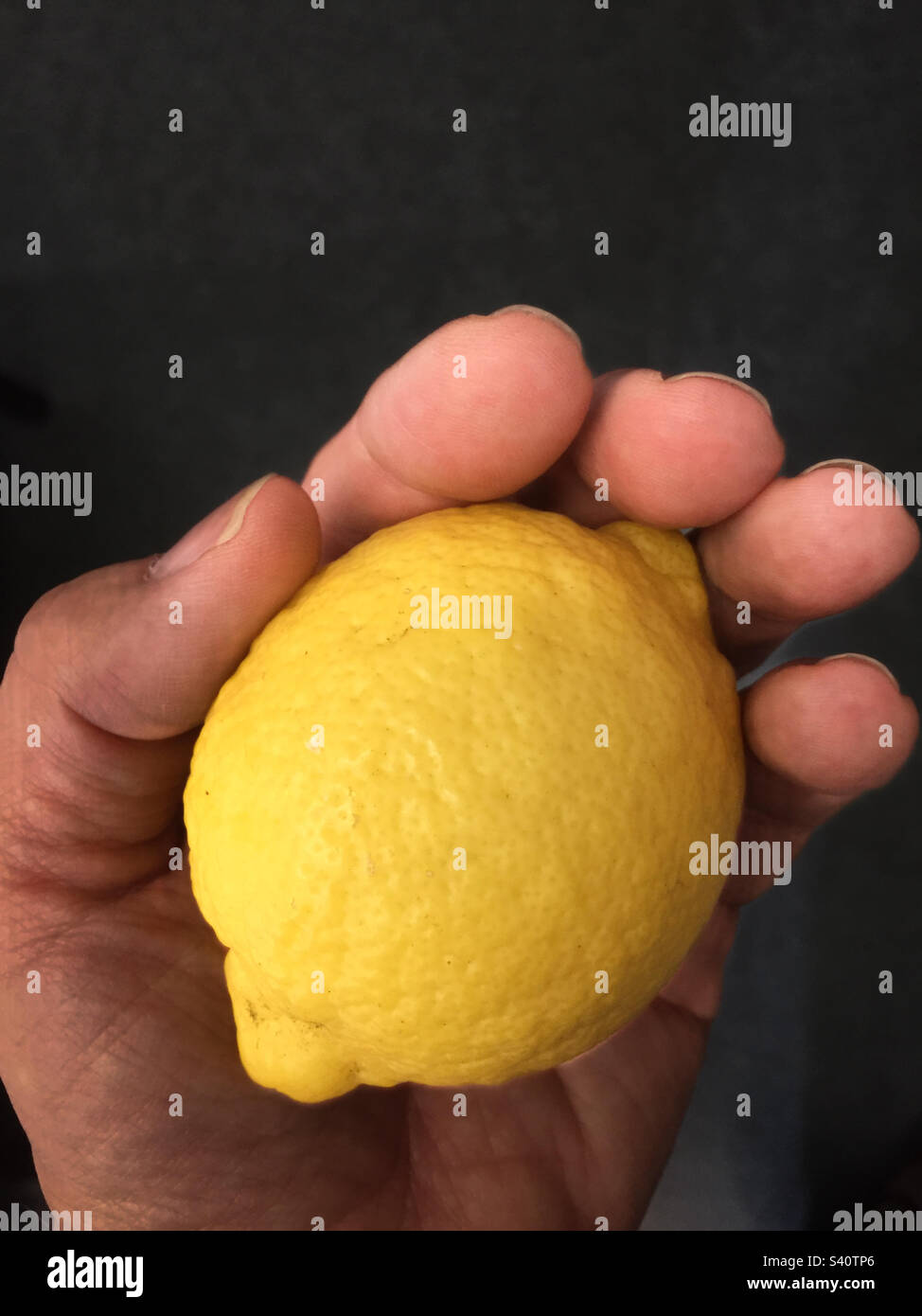 Hand holding lemon fruit hi-res stock photography and images - Alamy