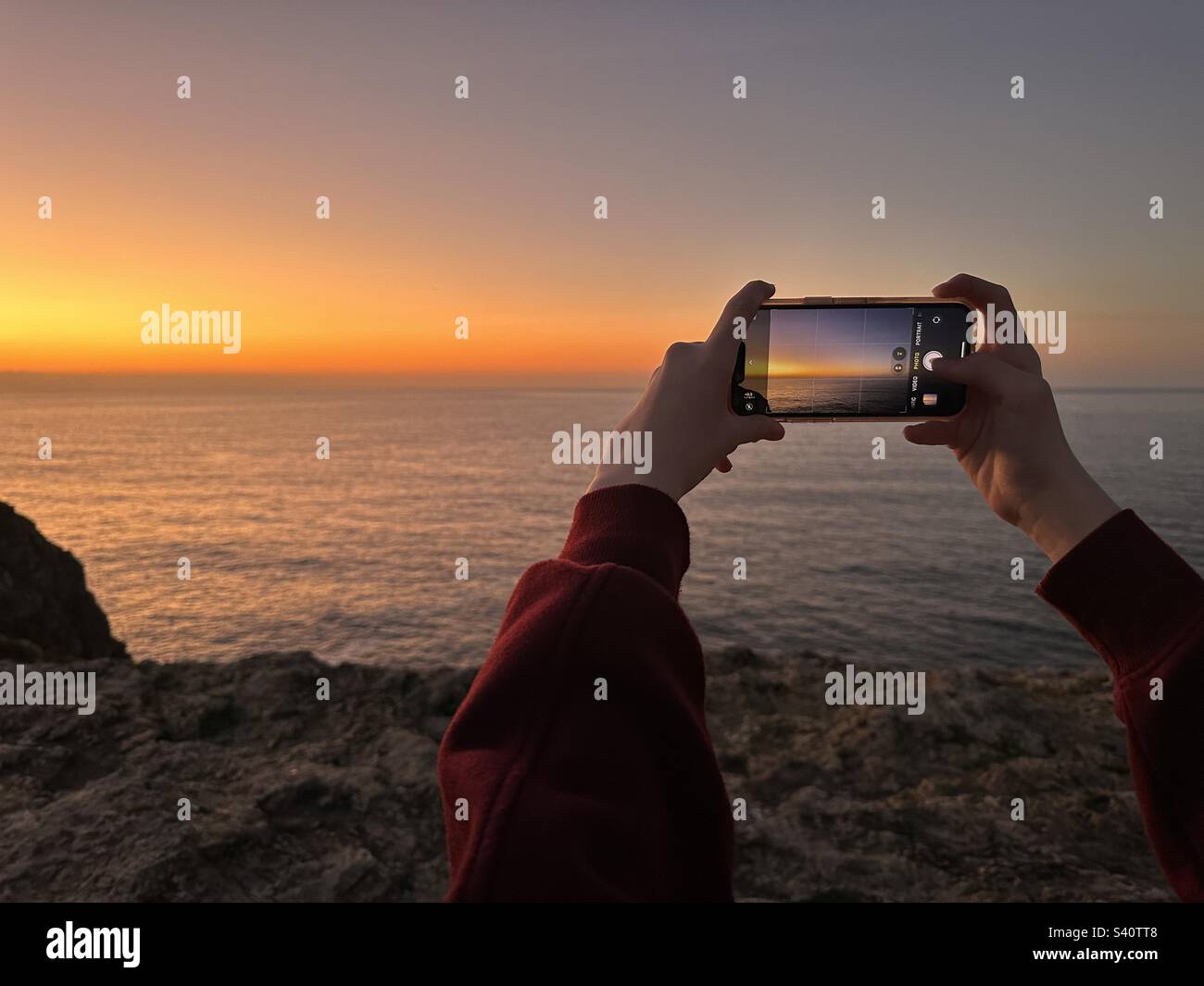 Take picture with phone hi-res stock photography and images - Alamy