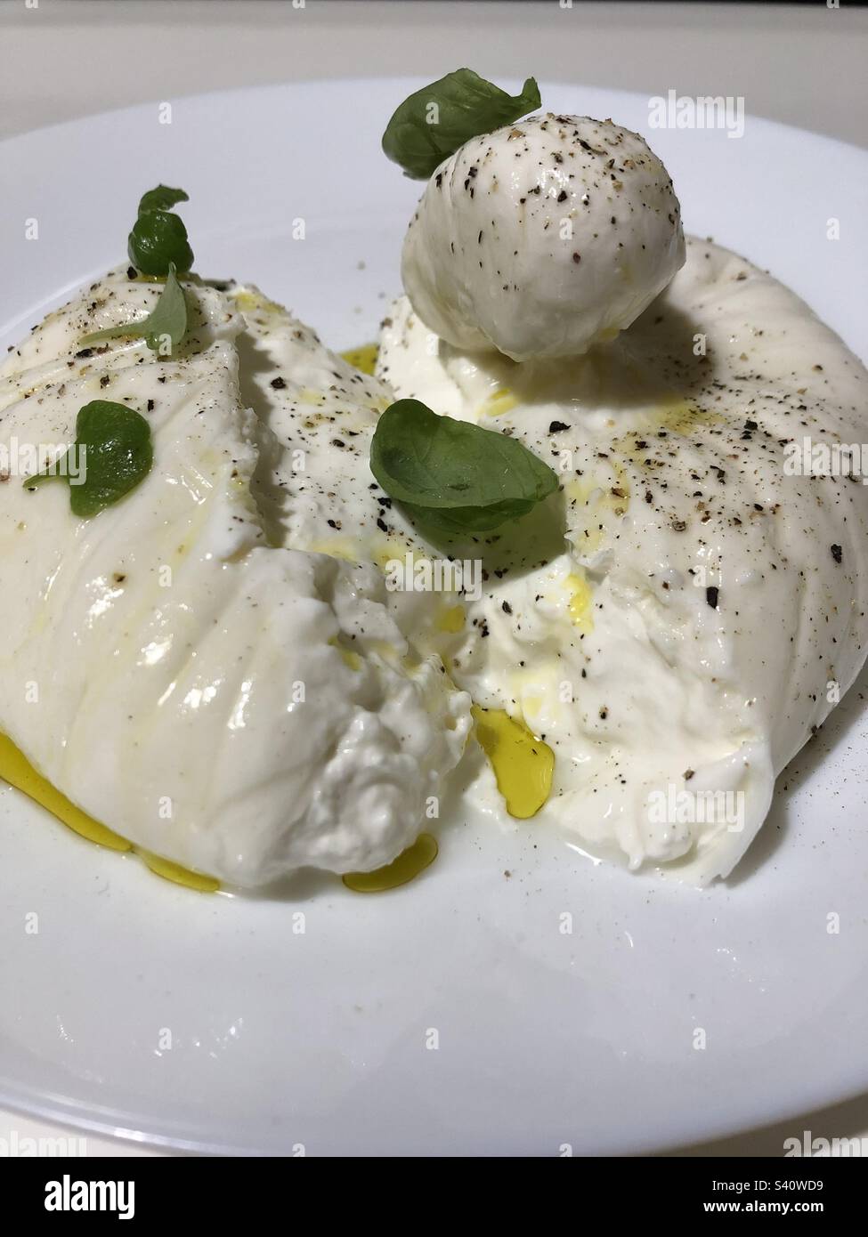 Italian burrata hi-res stock photography and images - Alamy
