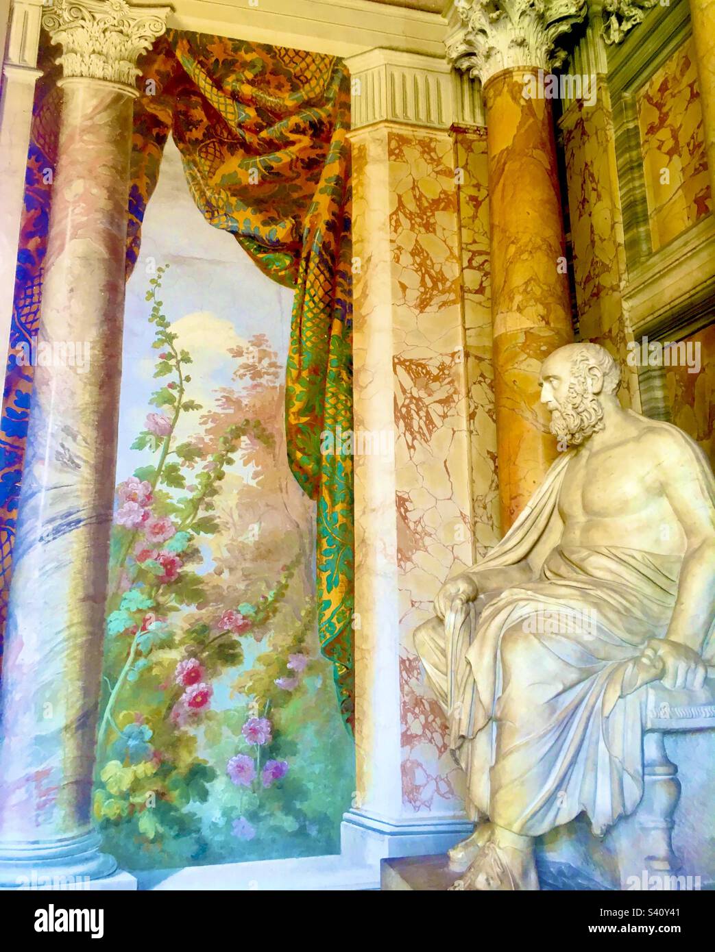Museum display columns hi-res stock photography and images - Alamy
