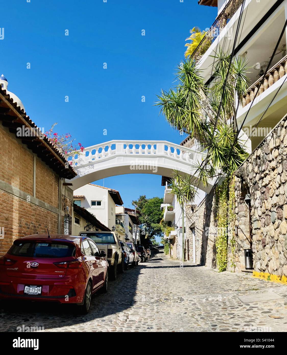 Famous bridge that connects Elizabeth Taylor's house to Richard Burton ...