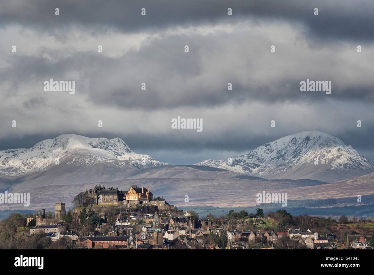 Stirling Castle with snow capped Stuc á Chroin and Ben Vorlich Stock ...
