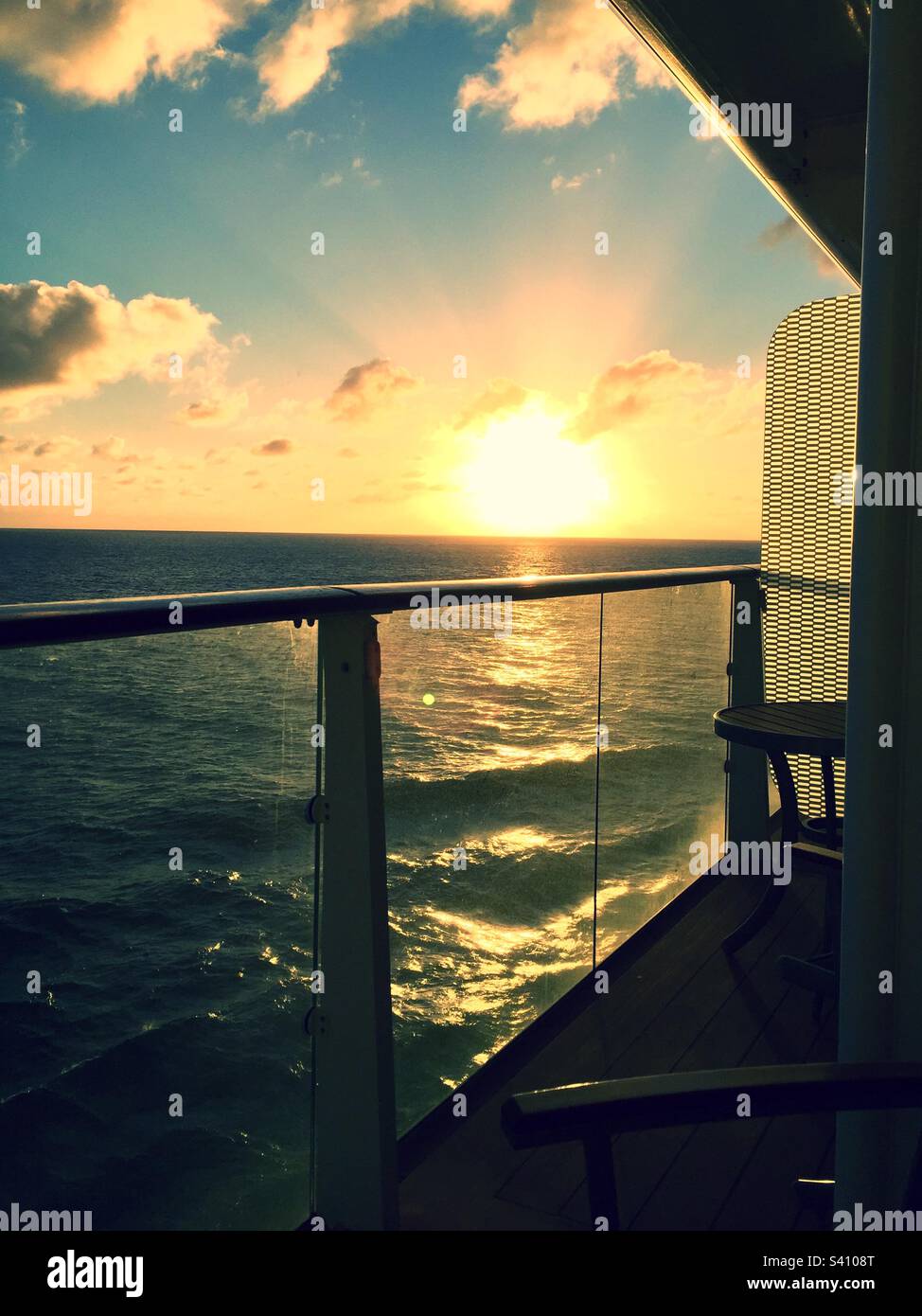 Ship suns hi-res stock photography and images - Alamy