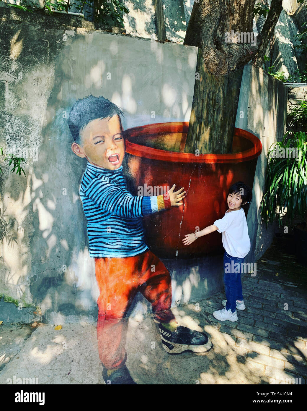 Graffiti children hi-res stock photography and images - Alamy