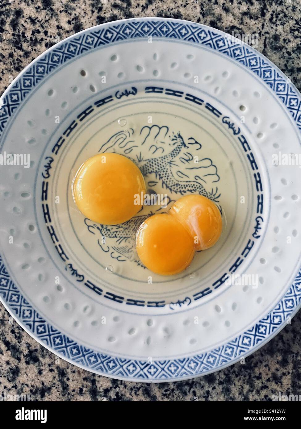 Double yolk egg hi-res stock photography and images - Alamy