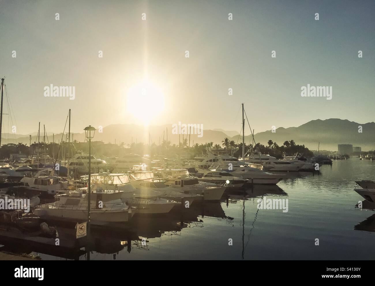 Sunset over water boats hi-res stock photography and images - Alamy