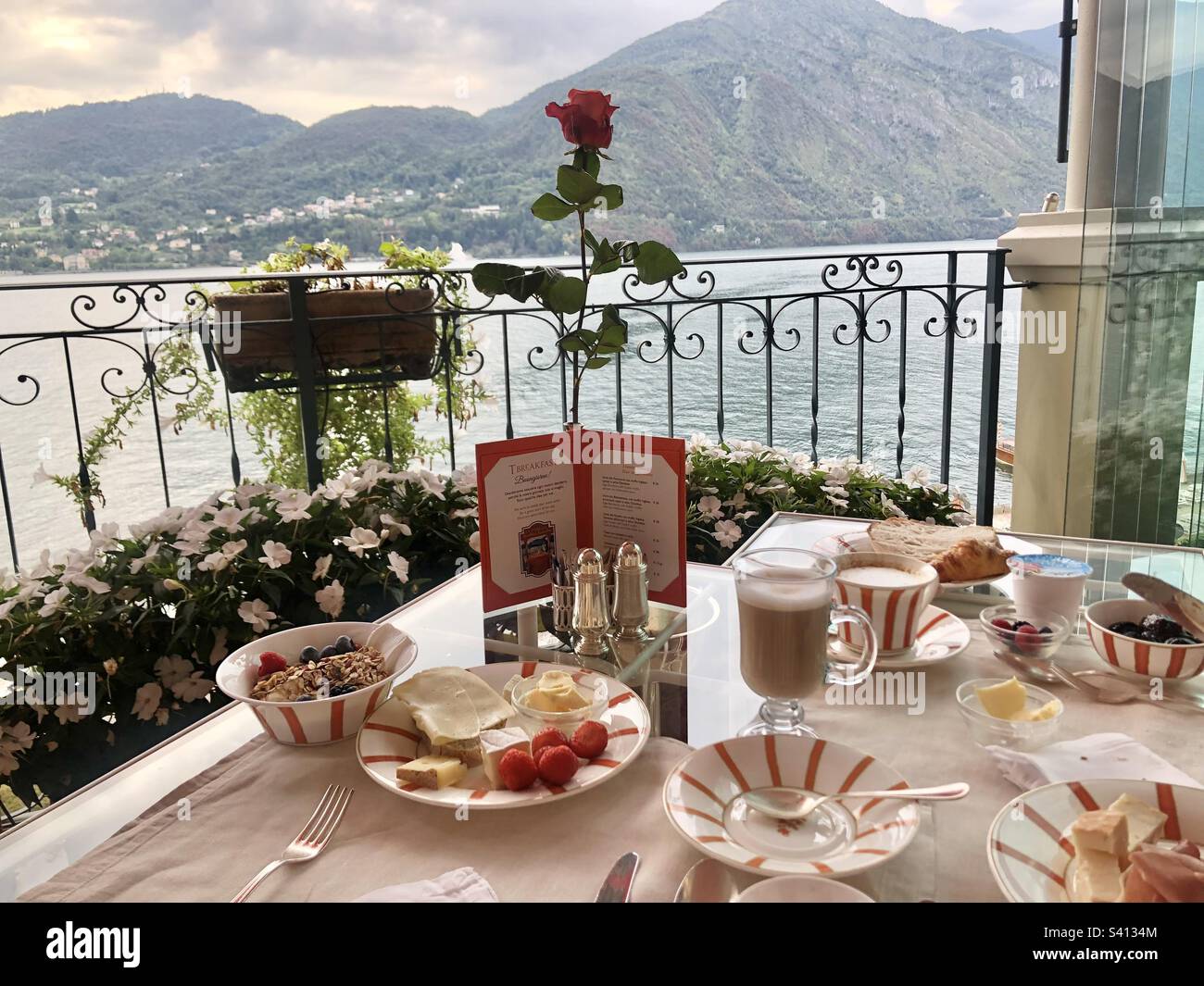 Coffee lake como hi-res stock photography and images - Alamy