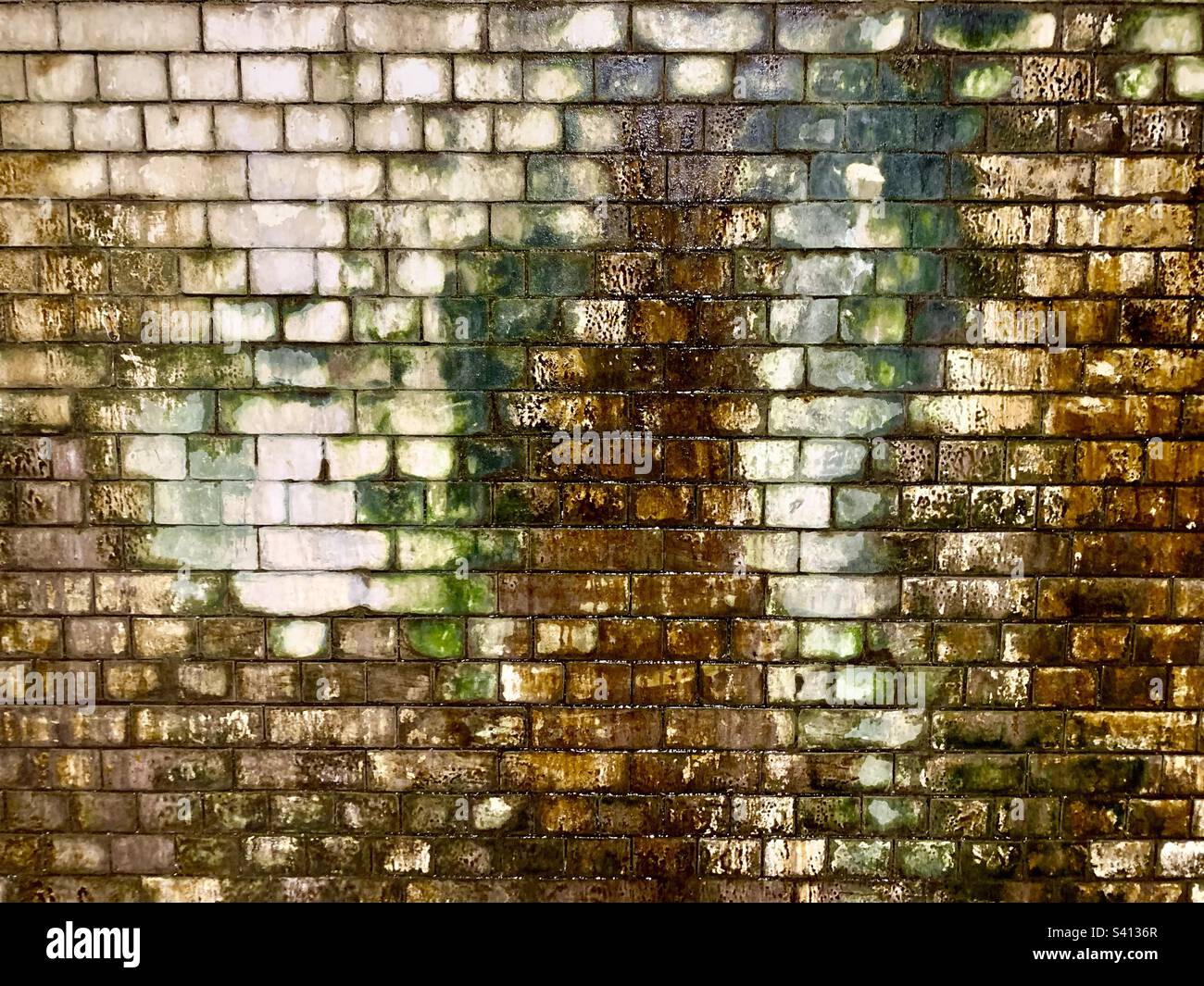 Bricks with moss hi-res stock photography and images - Alamy