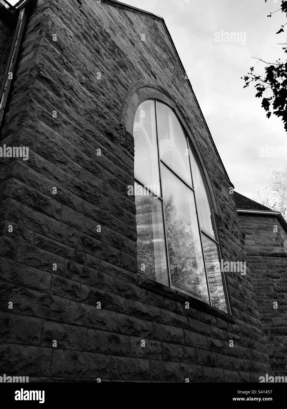Black and white building and windows hi-res stock photography and ...
