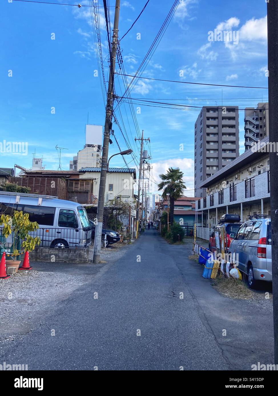 Sidestreet in Tokyo Stock Photo - Alamy