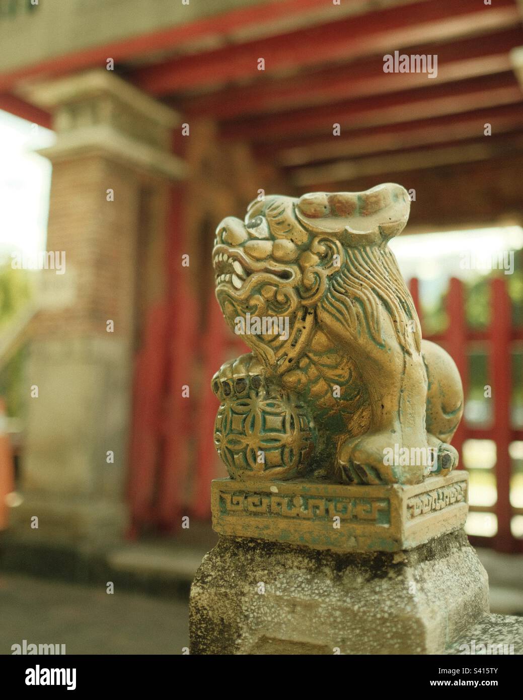Lion statue chinese hi-res stock photography and images - Alamy