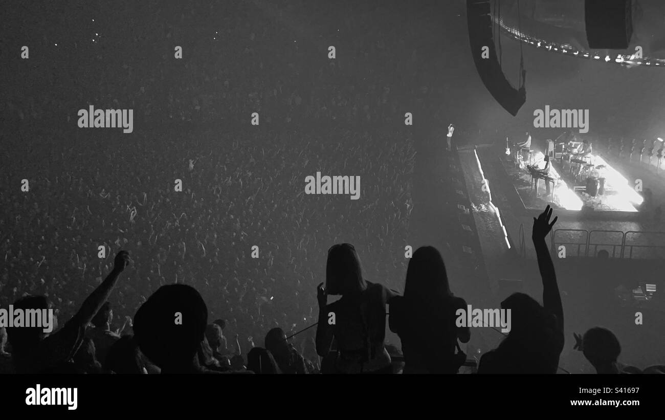 Dancing concert hi-res stock photography and images - Alamy