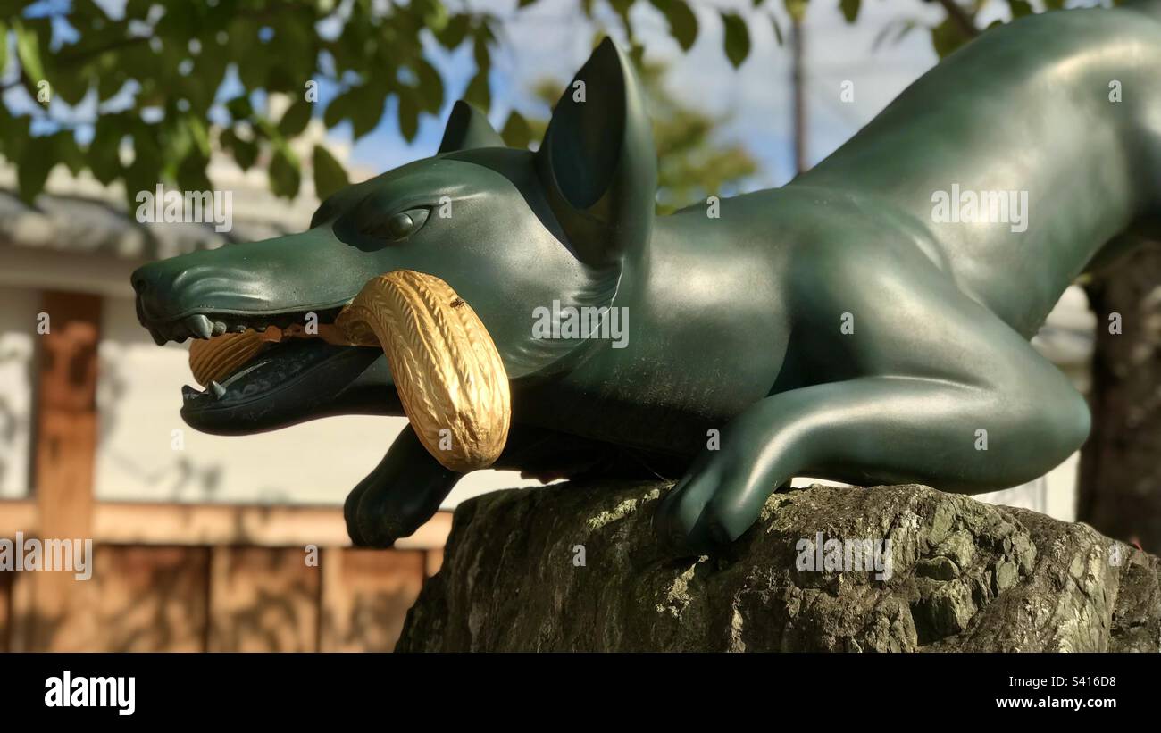 Statue of fox hi-res stock photography and images - Alamy