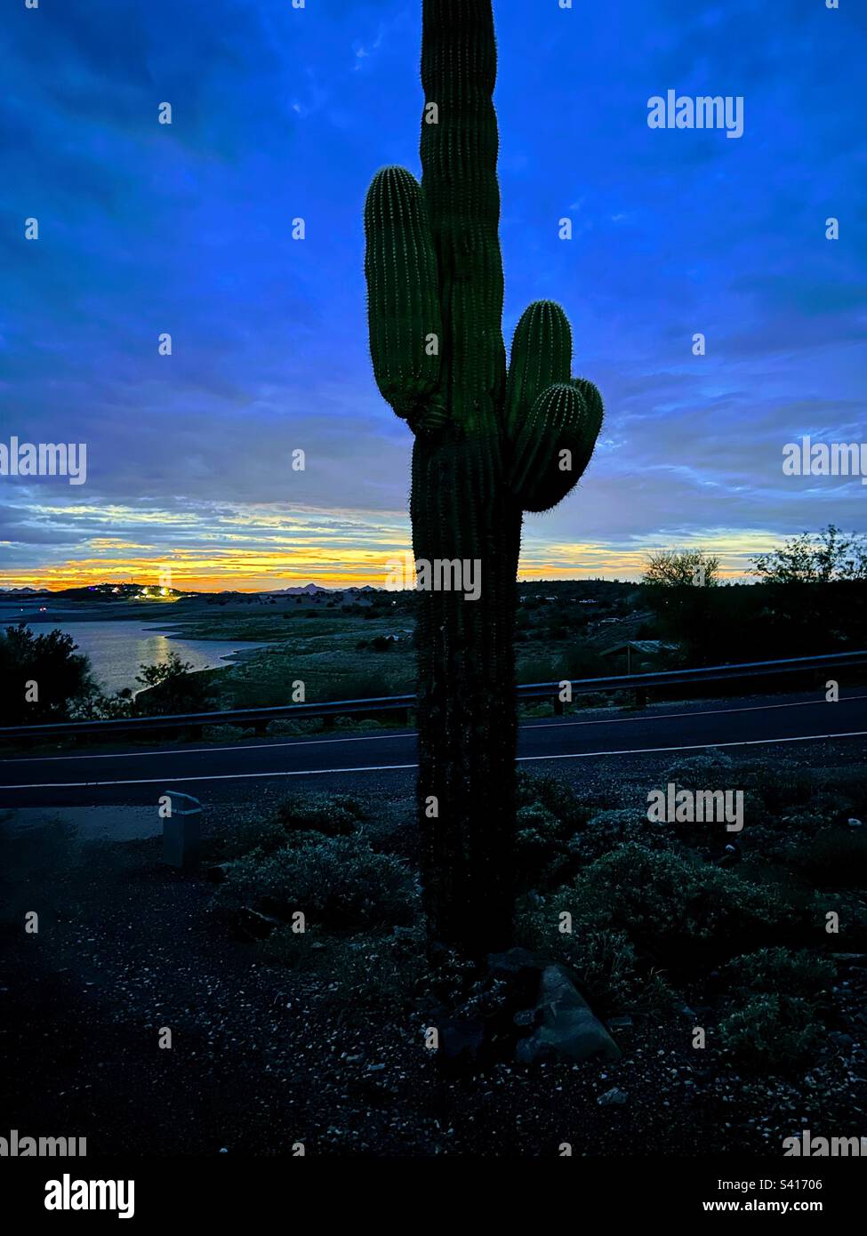 Camping by lake hi-res stock photography and images - Alamy