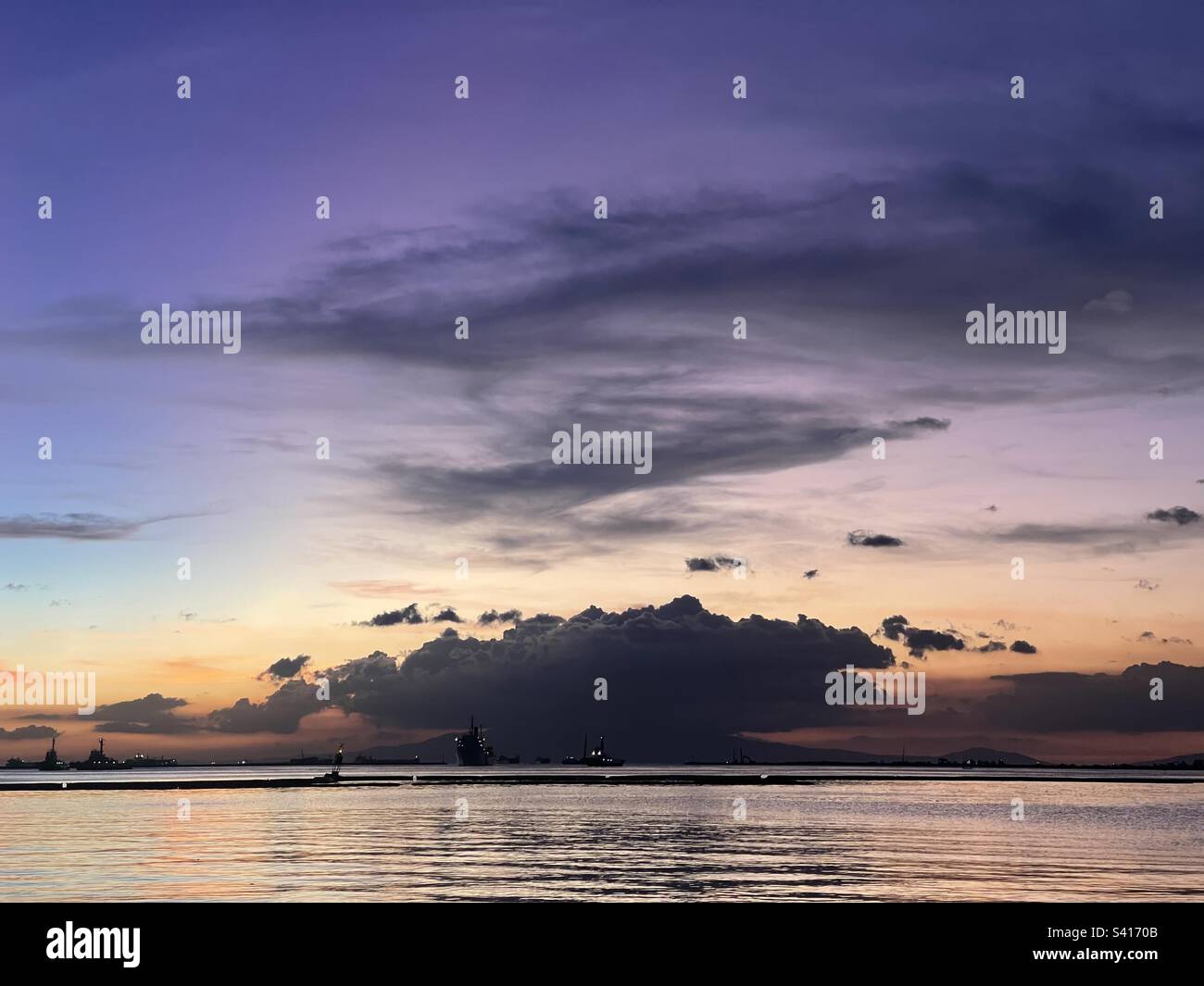 Manila bay ships hi-res stock photography and images - Alamy