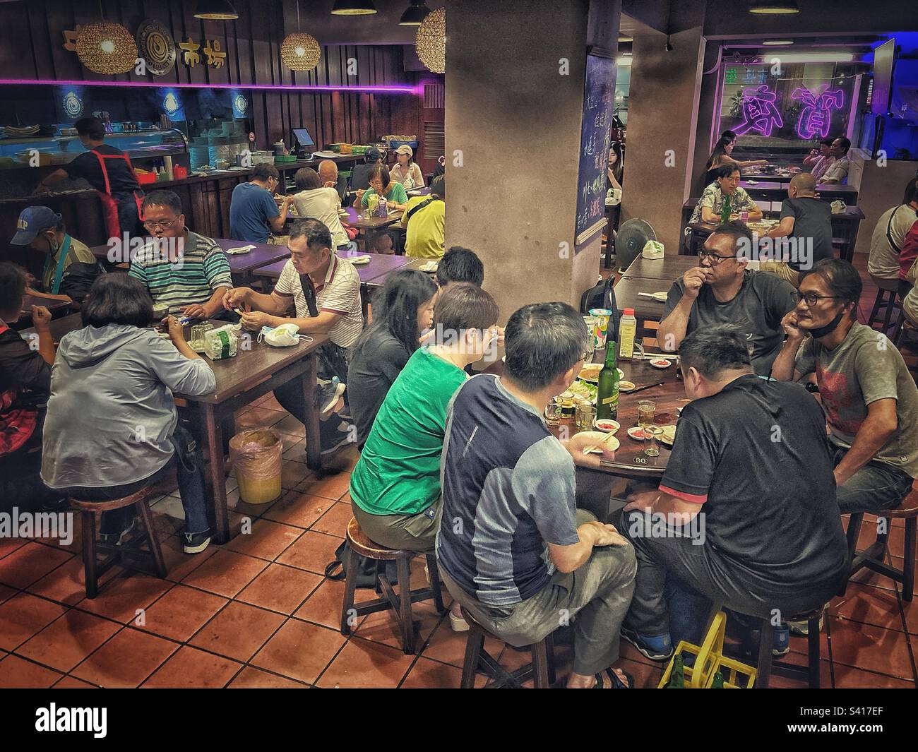 Crowded and restaurant hi-res stock photography and images - Alamy