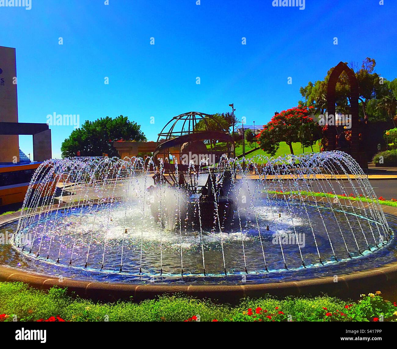 Circular water feature hi-res stock photography and images - Alamy