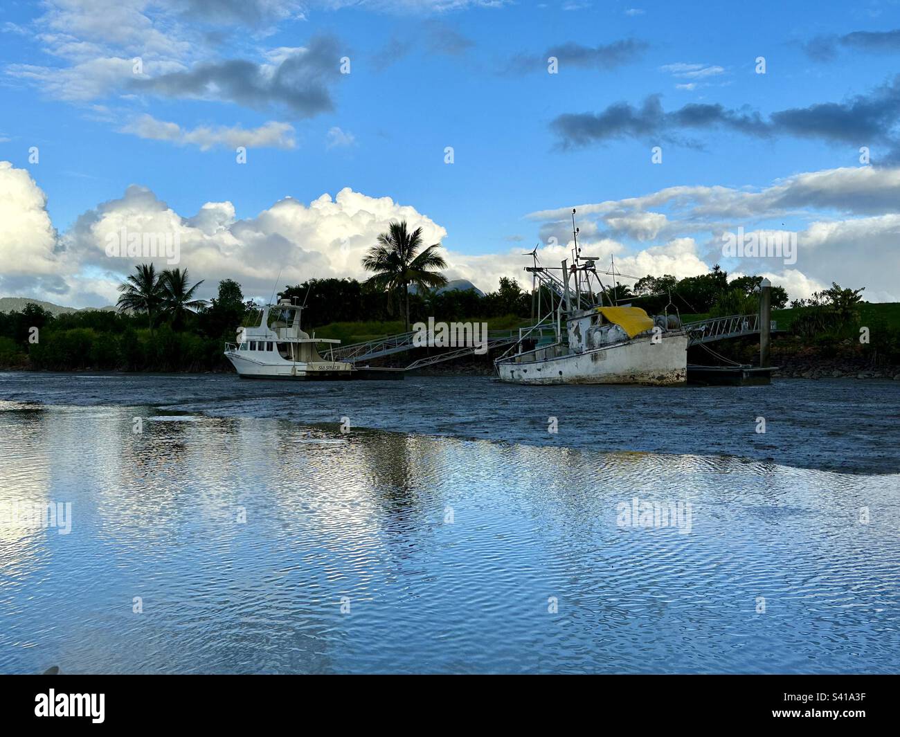 Boats stranded at low tide hi-res stock photography and images - Alamy