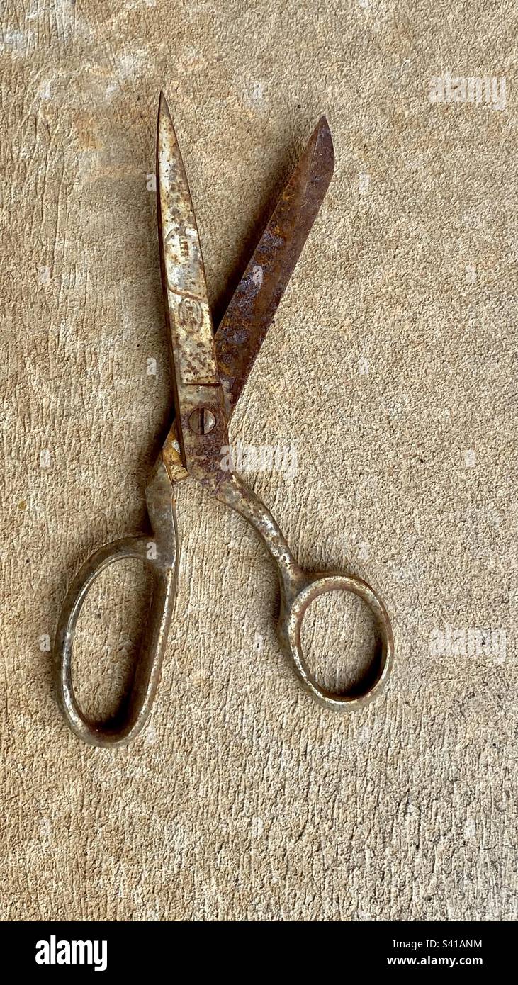 Rusty pair of scissors Stock Photo - Alamy