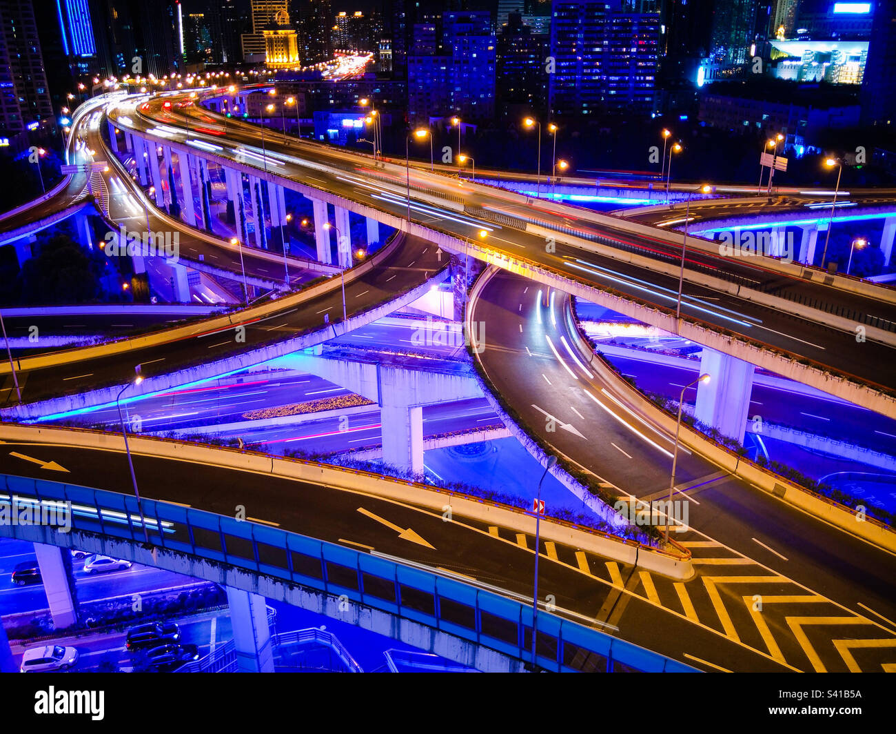 City flyover night hi-res stock photography and images - Alamy