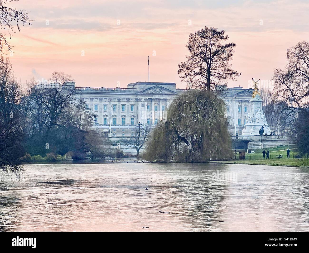 Buckingham palace st james park hi-res stock photography and images - Alamy