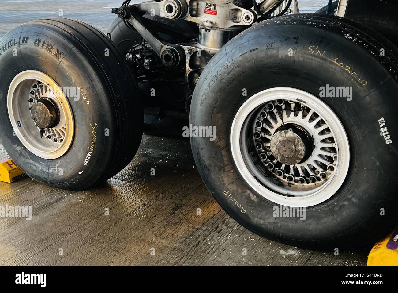Airliner wheels hi-res stock photography and images - Alamy