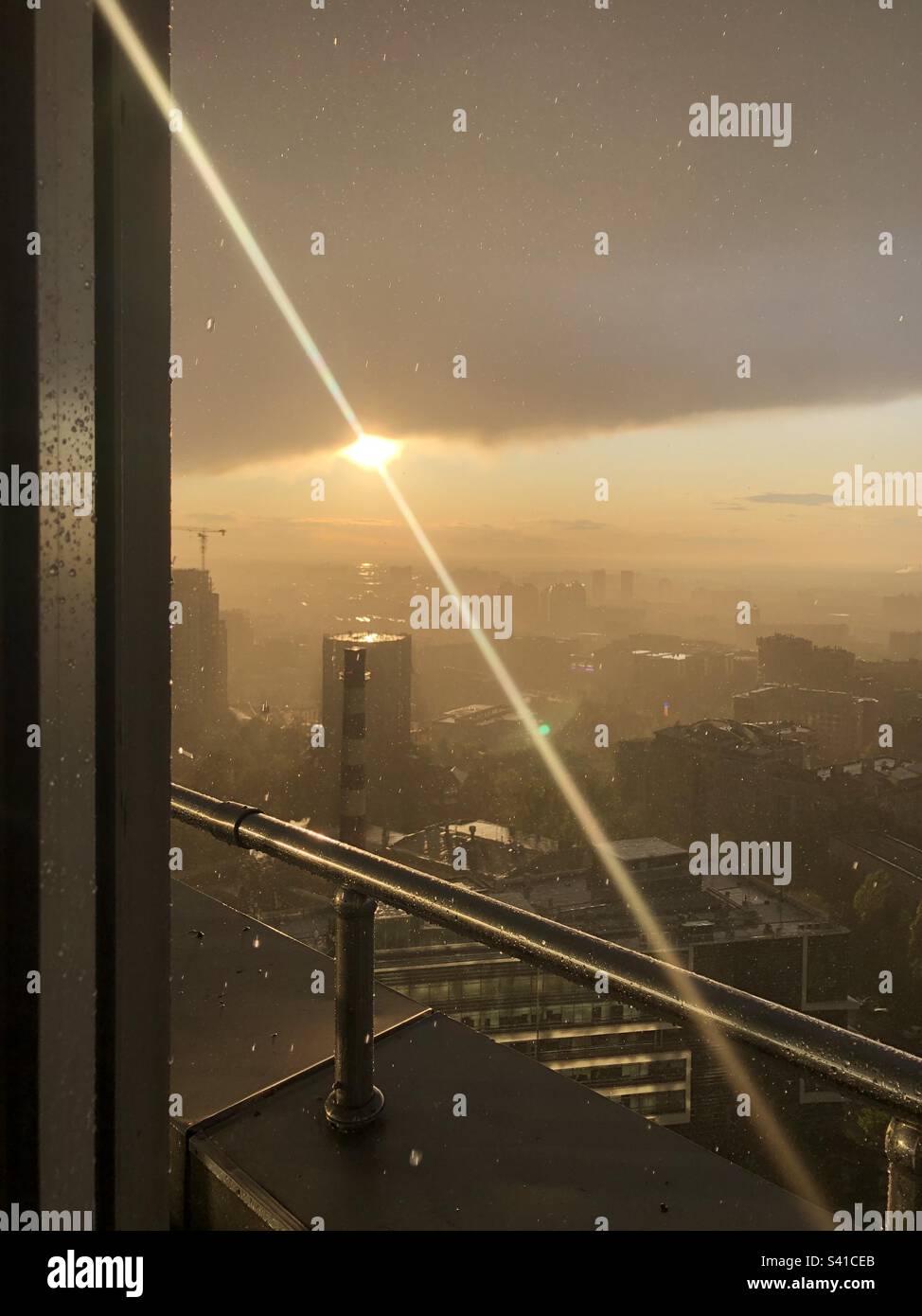 Rainy city view hi-res stock photography and images - Alamy