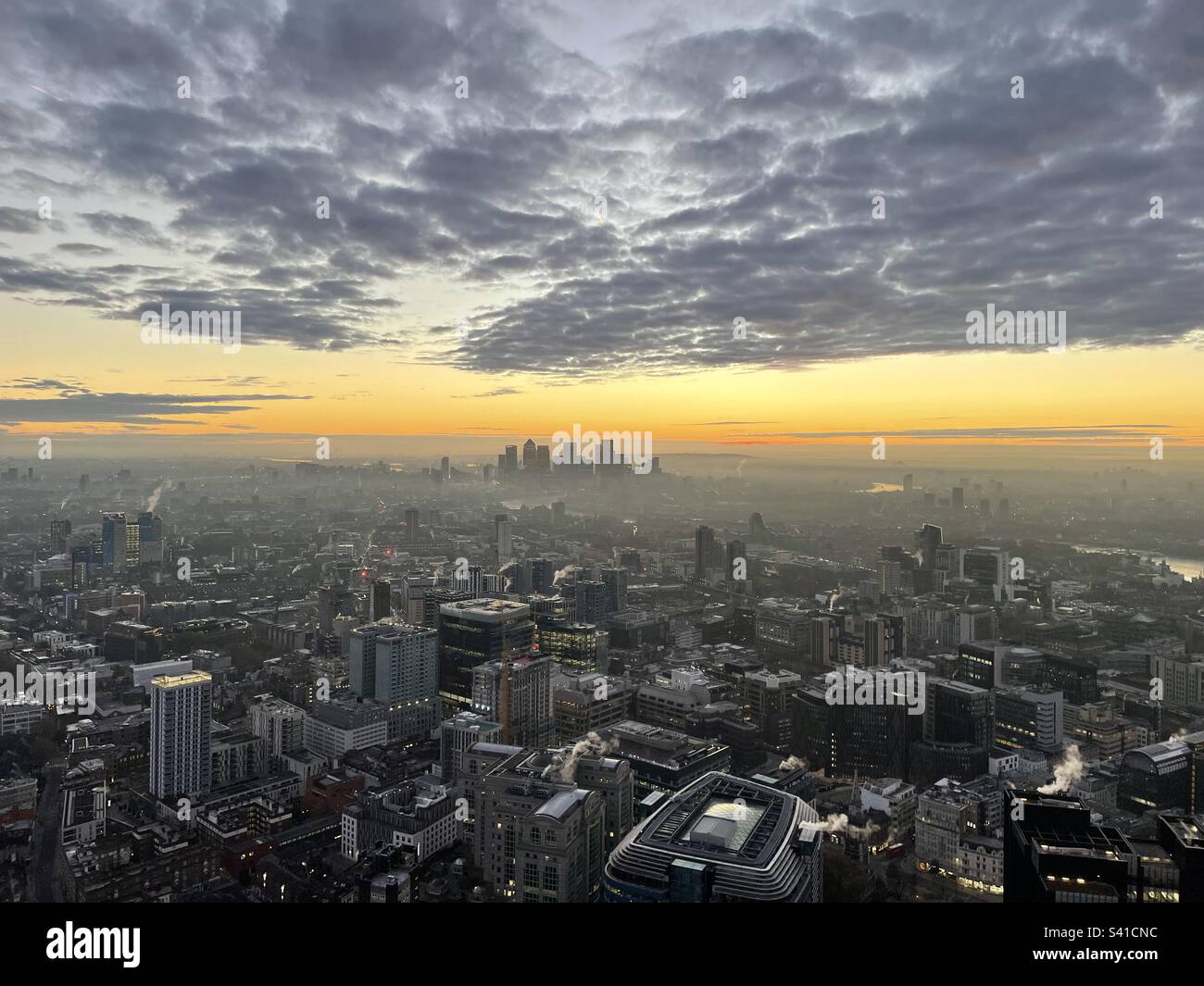 London skyline sunrise dawn hi-res stock photography and images - Alamy