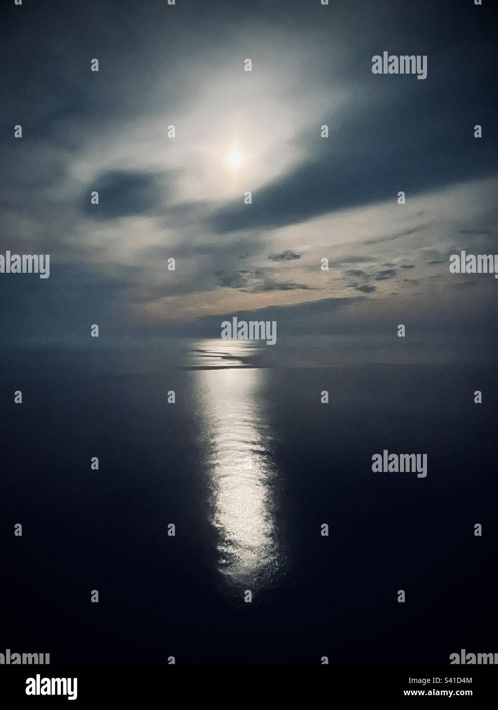 Moonlight ocean hi-res stock photography and images - Alamy