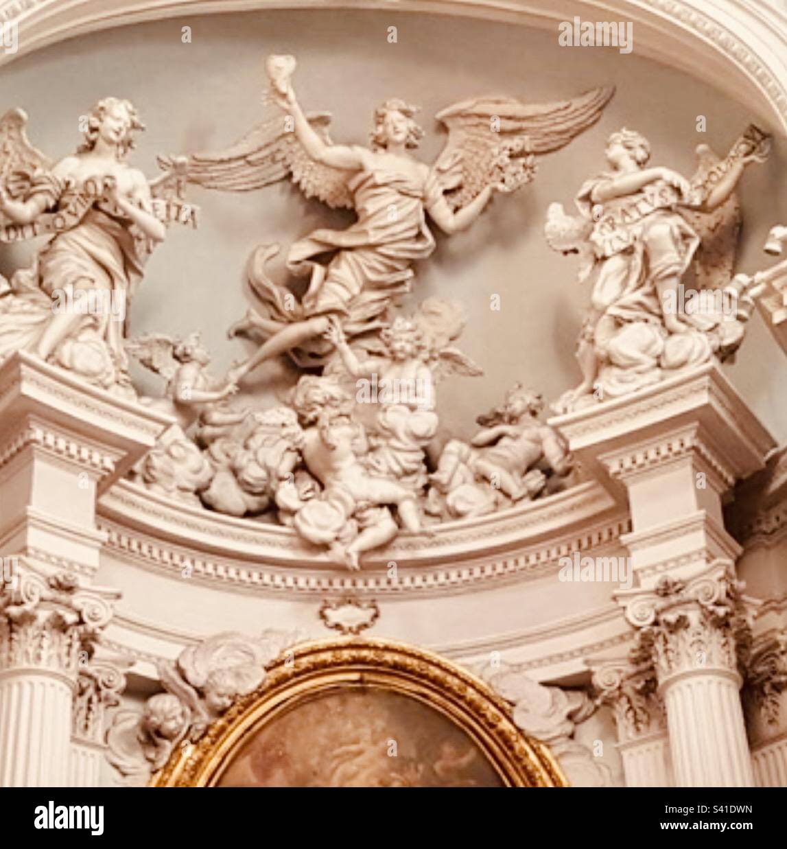 Statues rome hi-res stock photography and images - Alamy