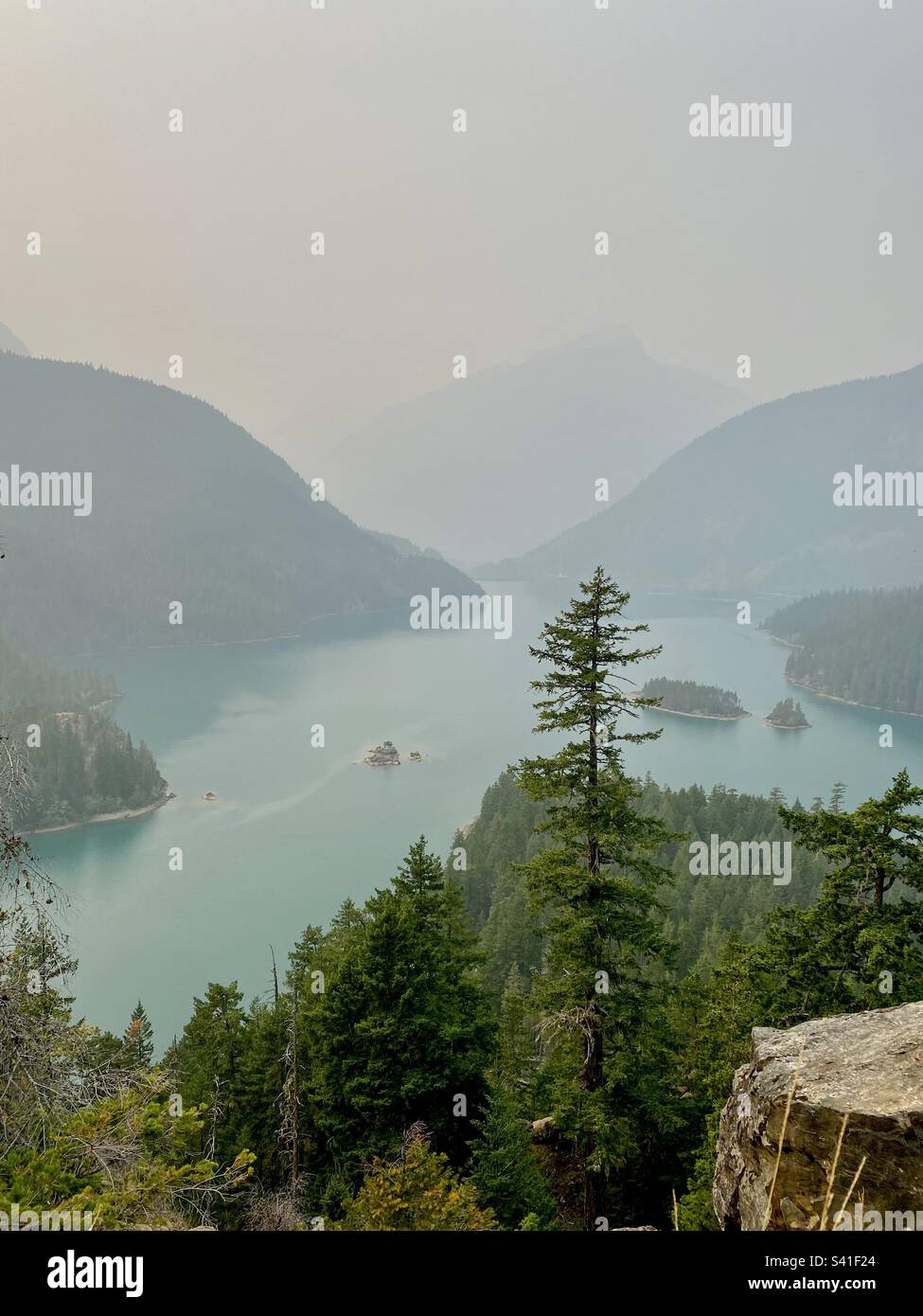 Grey skies and lake hi-res stock photography and images - Alamy
