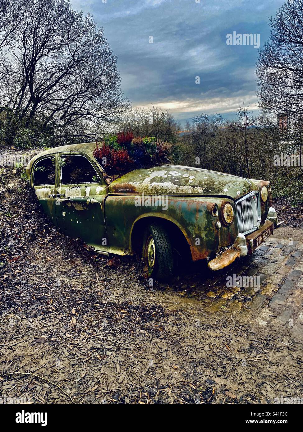Vintage car wreck hi-res stock photography and images - Alamy