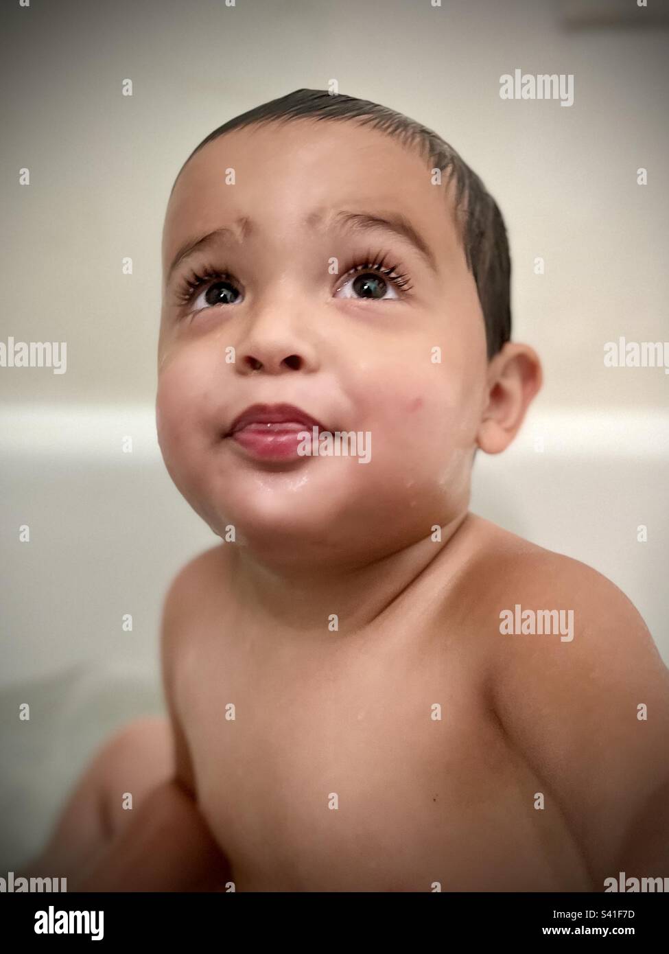 Dark haired toddler boy in bath tub Stock Photo - Alamy