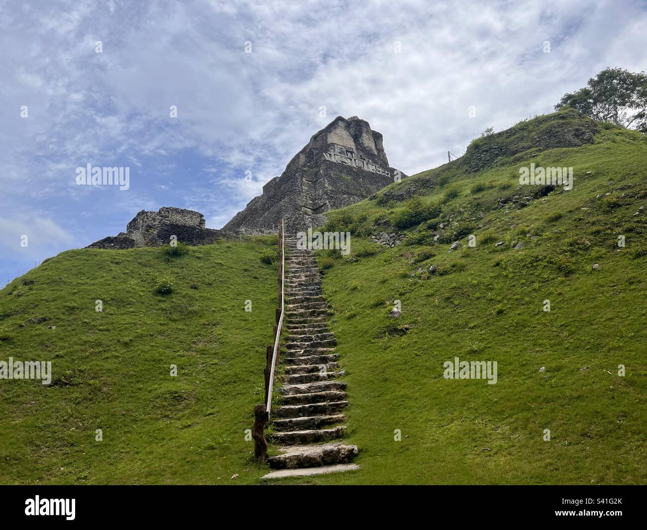Maya pyramid hi-res stock photography and images - Alamy