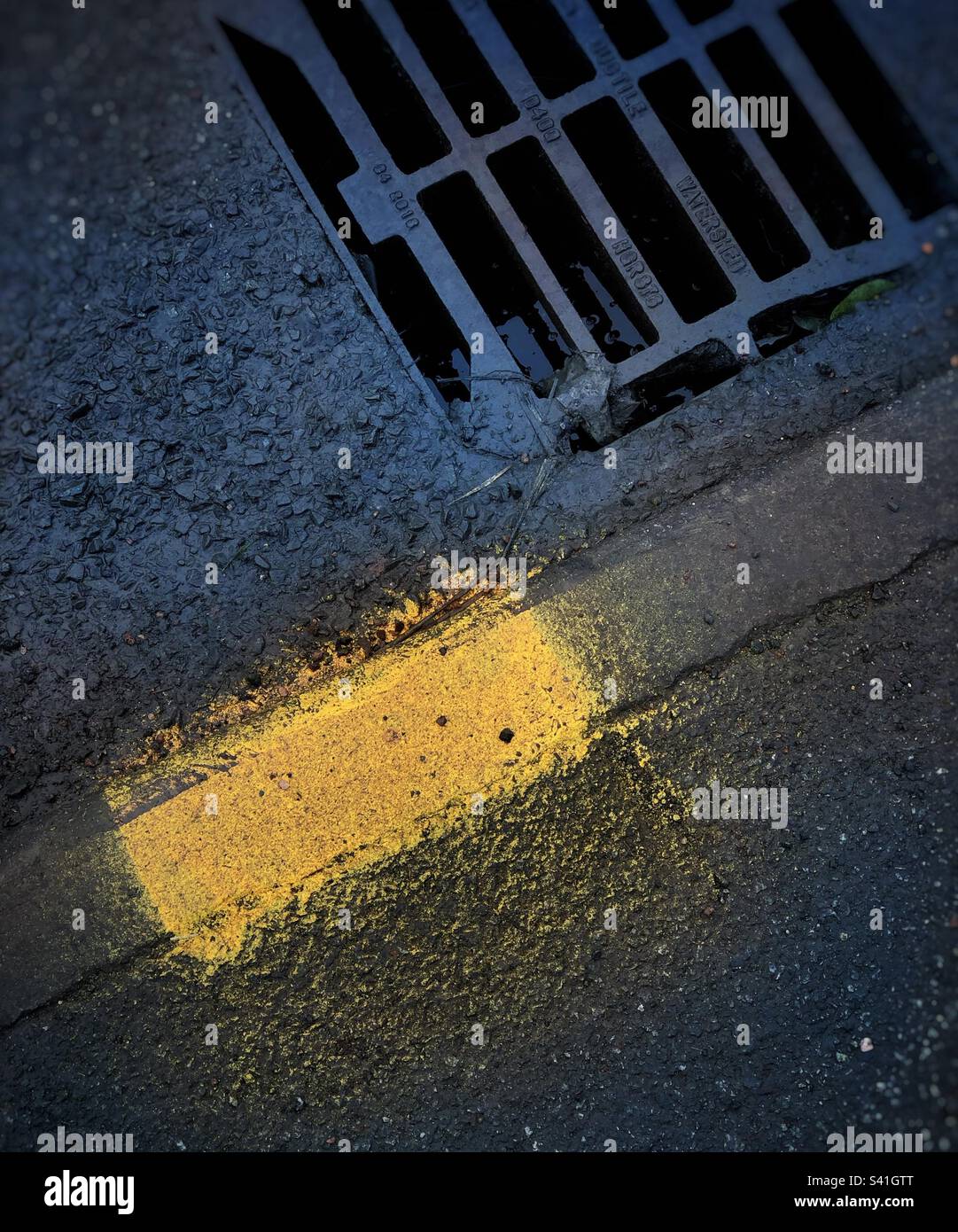 Yellow dash hi-res stock photography and images - Alamy