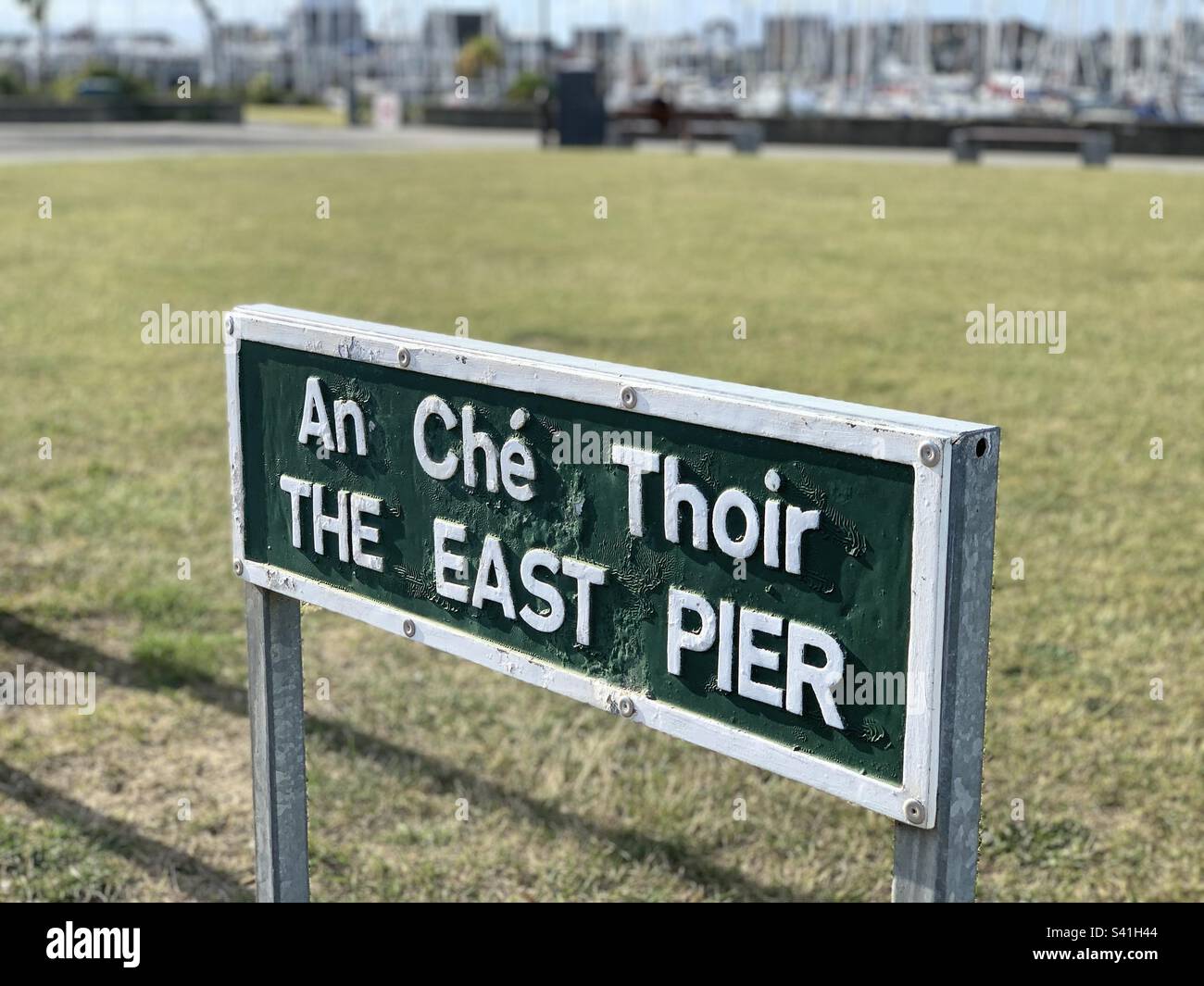 An Ché Thoir THE EAST PIER Dublin Howth Stock Photo - Alamy